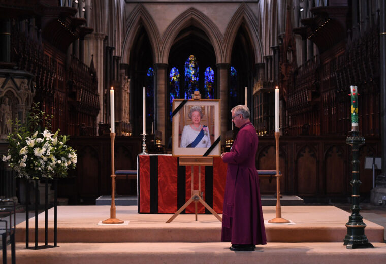 Salisbury Cathedral commemorates the life and reign of Her Majesty ...