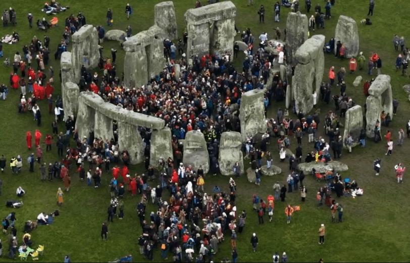 Around 8,500 welcome the sunrise at Winter Solstice 2025 | Salisbury ...